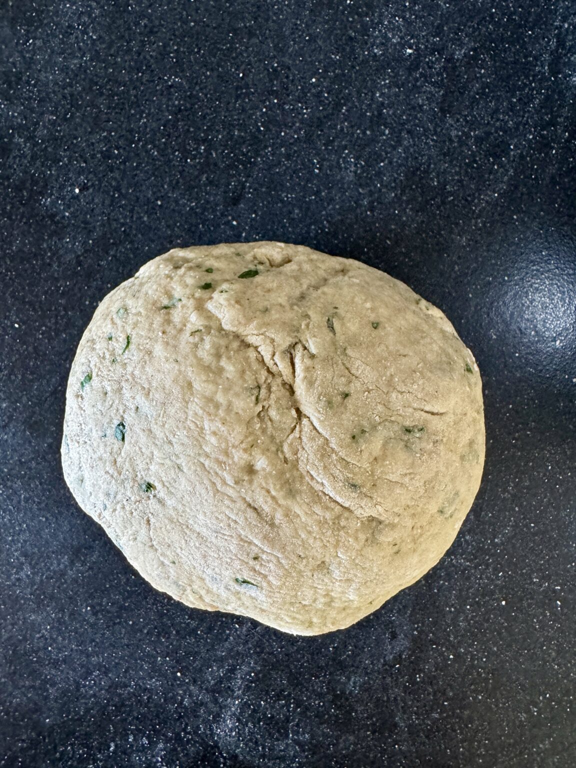 Le tagliatelle fatte in casa alle erbe aromatiche sono deliziose