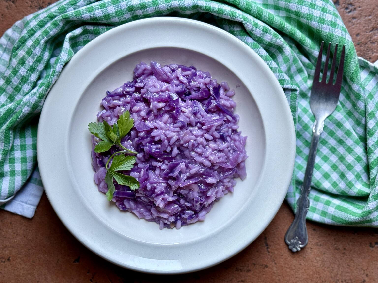 Il risotto al cavolo viola è una ricetta semplice, saporita e colorata.