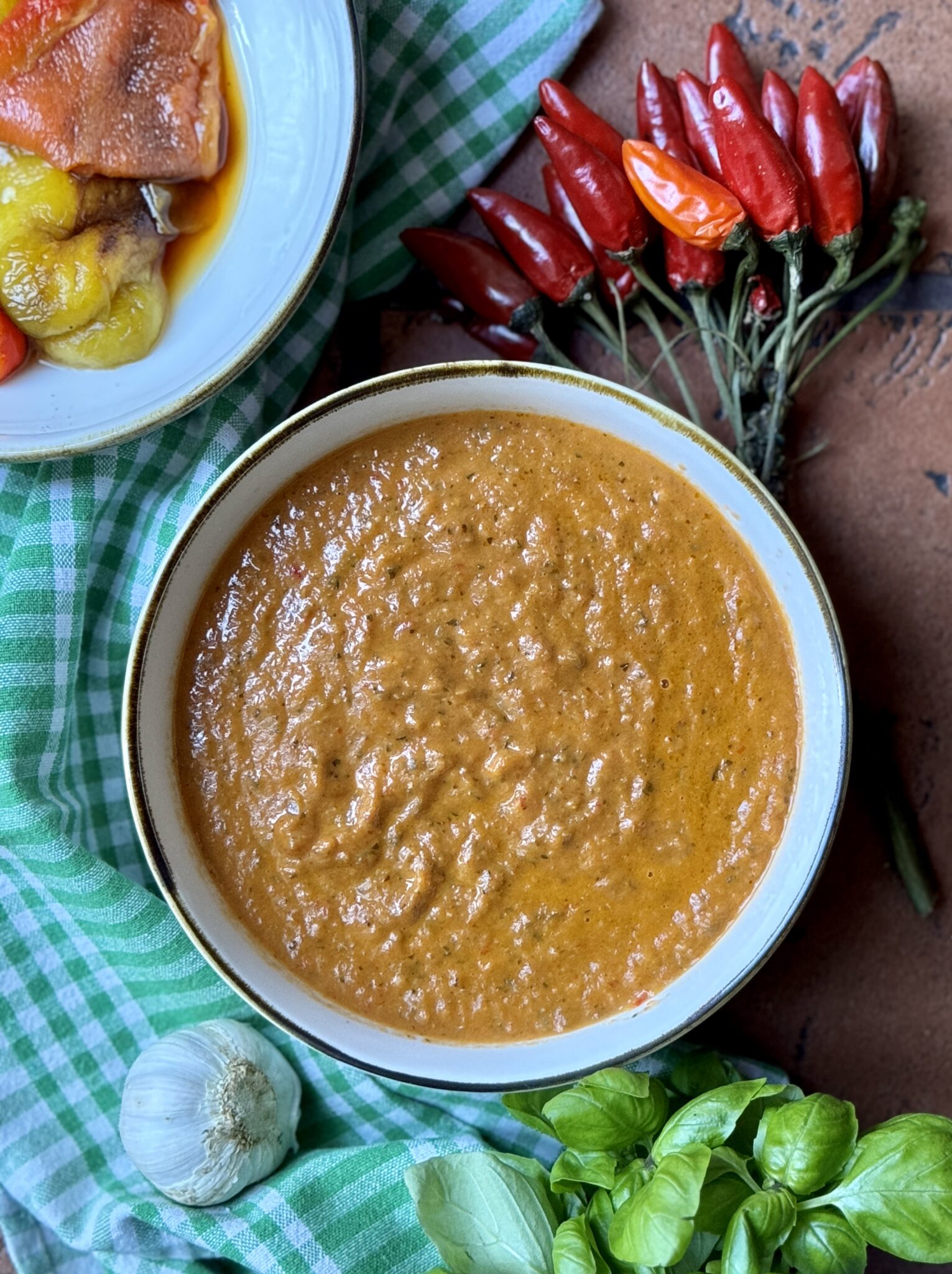 Il bagnetto rosso piemontese è noto anche come bagnet ross.