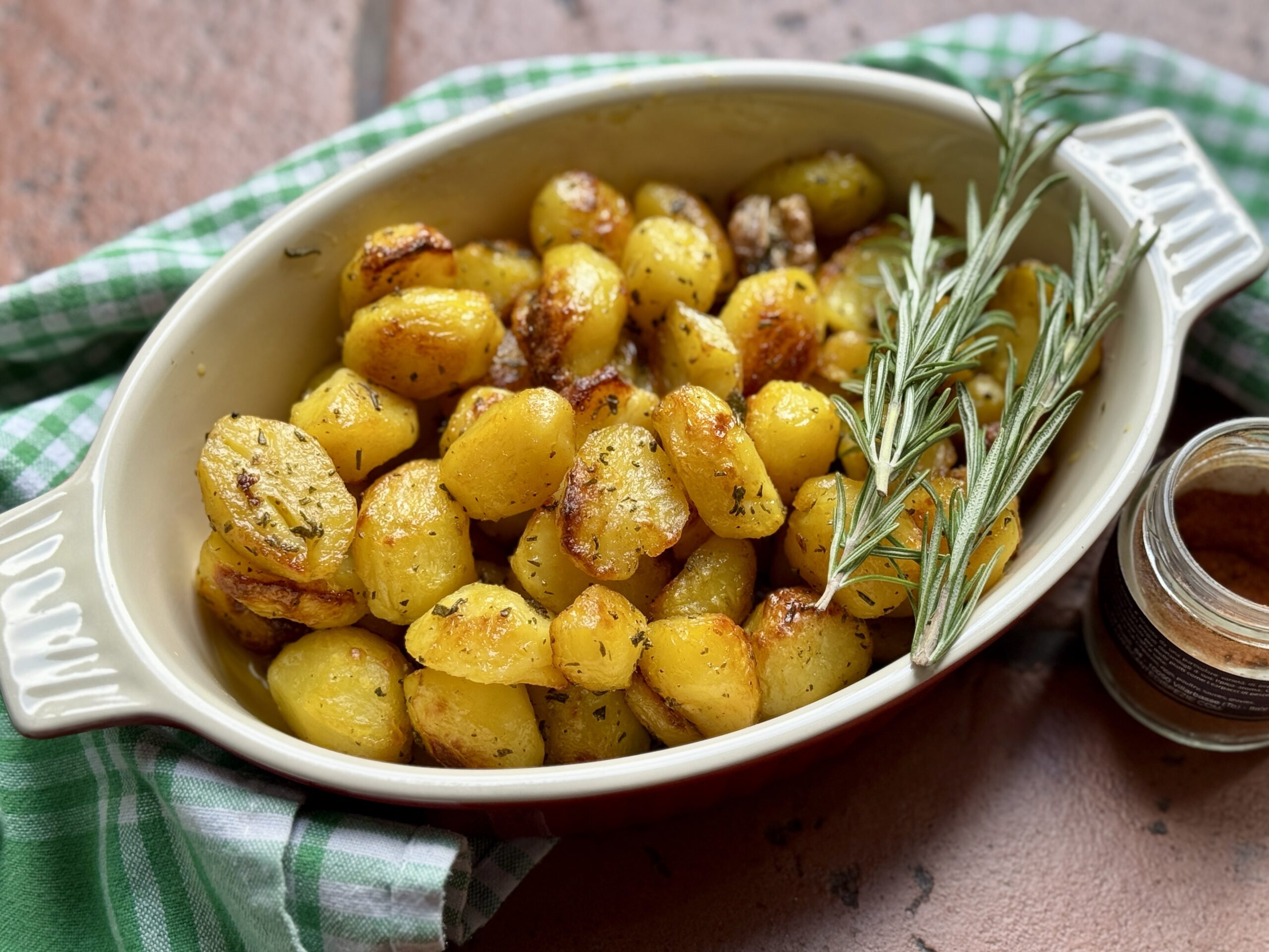 Le patatine al forno sono un contorno appetitoso e versatile.