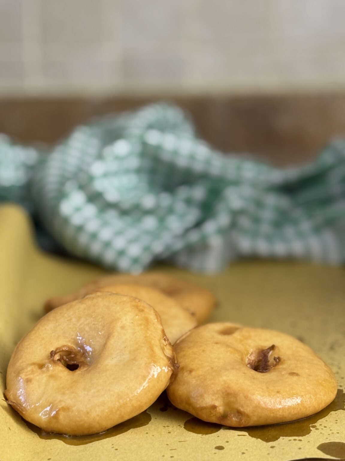 I friscoi de mei o frittelle di mele della cucina bianca delle Alpi liguri