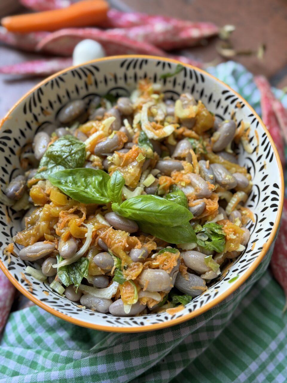 Insalata con fagioli borlotti freschi e verdure estive
