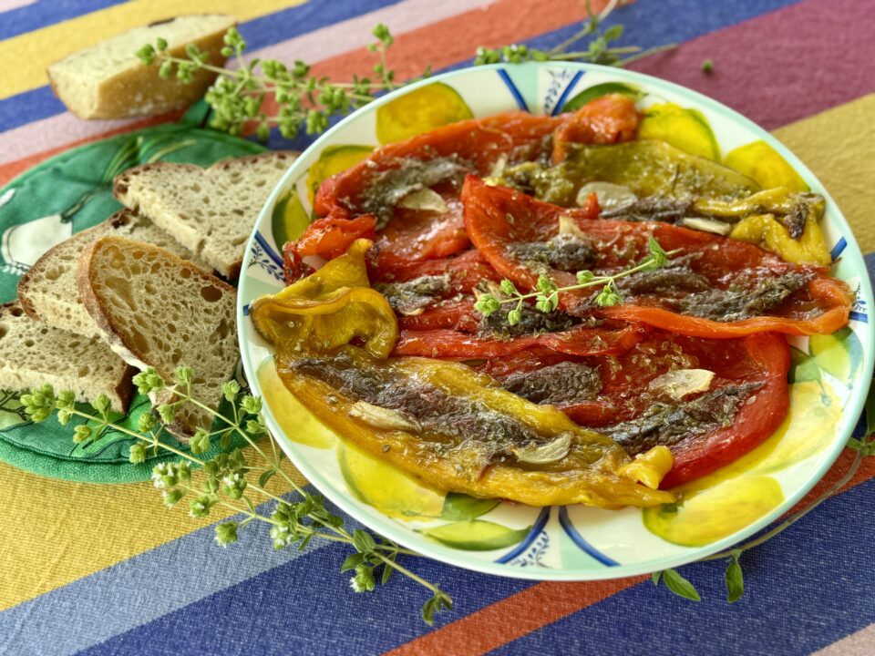 Ricetta mediterranea: peperoni con acciughe, aglio e origano.