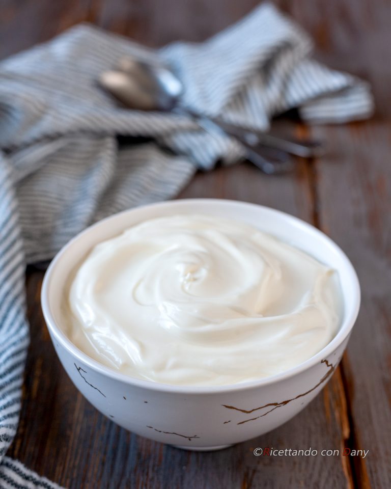 Panna acida fatta in casa, ricetta per fare la sour cream in modo facile