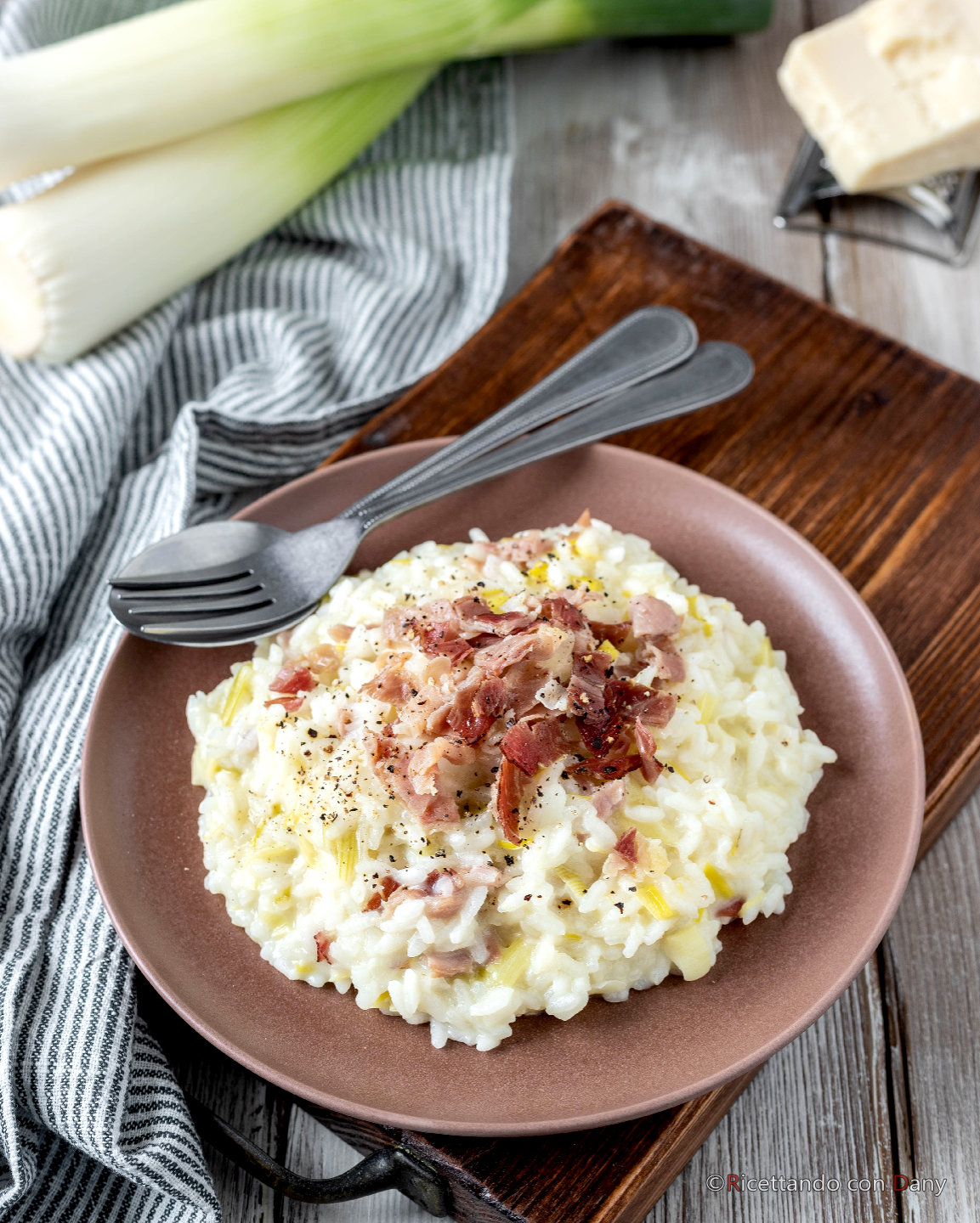 Risotto con porri e speck, ricetta per un primo piatto semplice e saporito