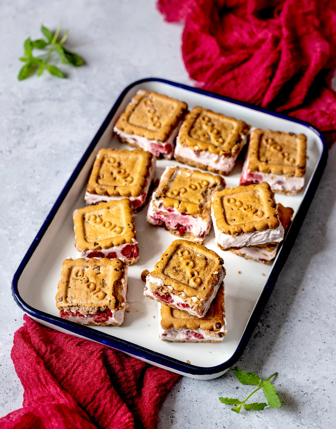 Biscotti gelato allo yogurt e lamponi, ricetta light senza panna