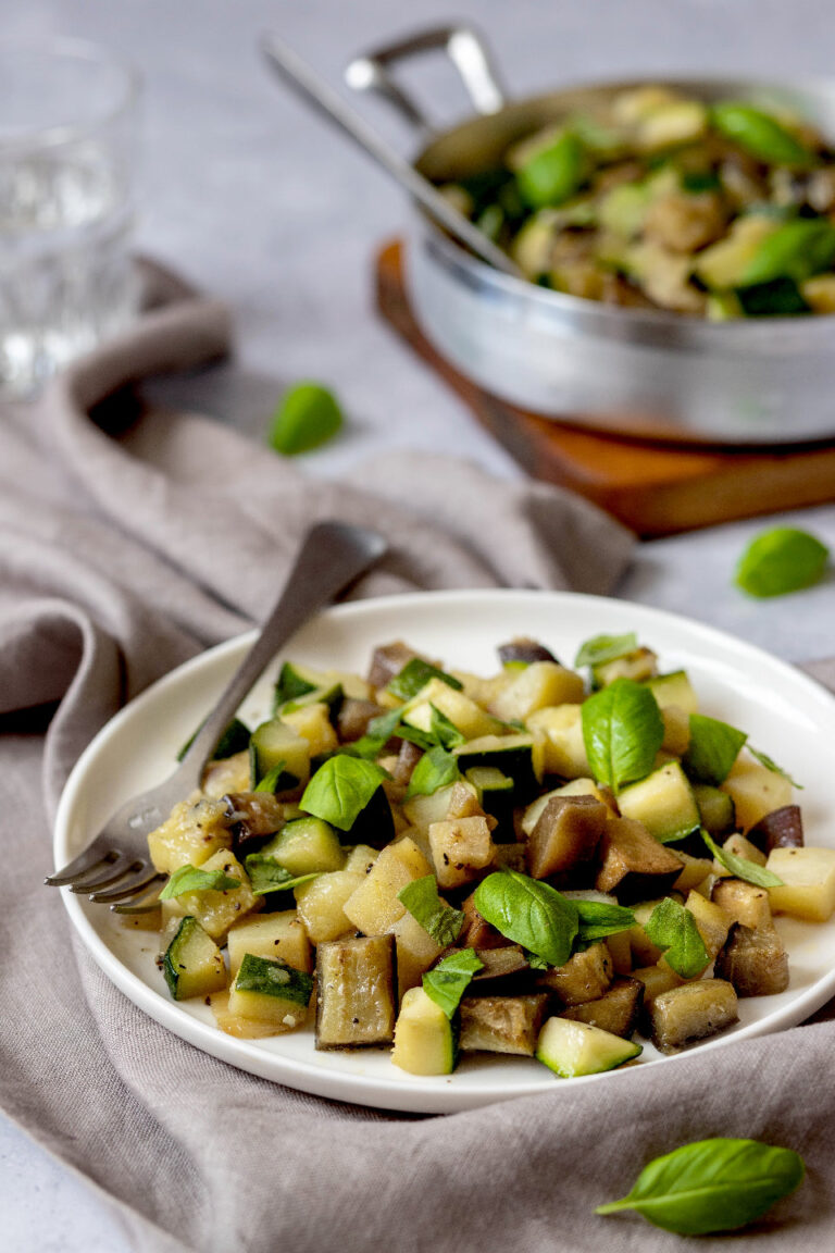 Contorno di zucchine con patate e melanzane, ricetta semplice