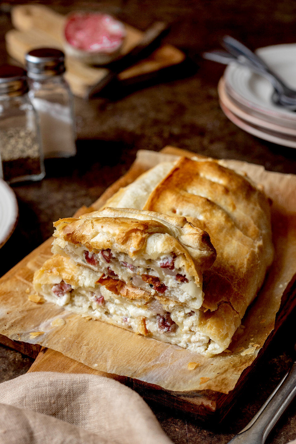 Strudel salato con ricotta e salame, ricetta veloce e sfiziosa