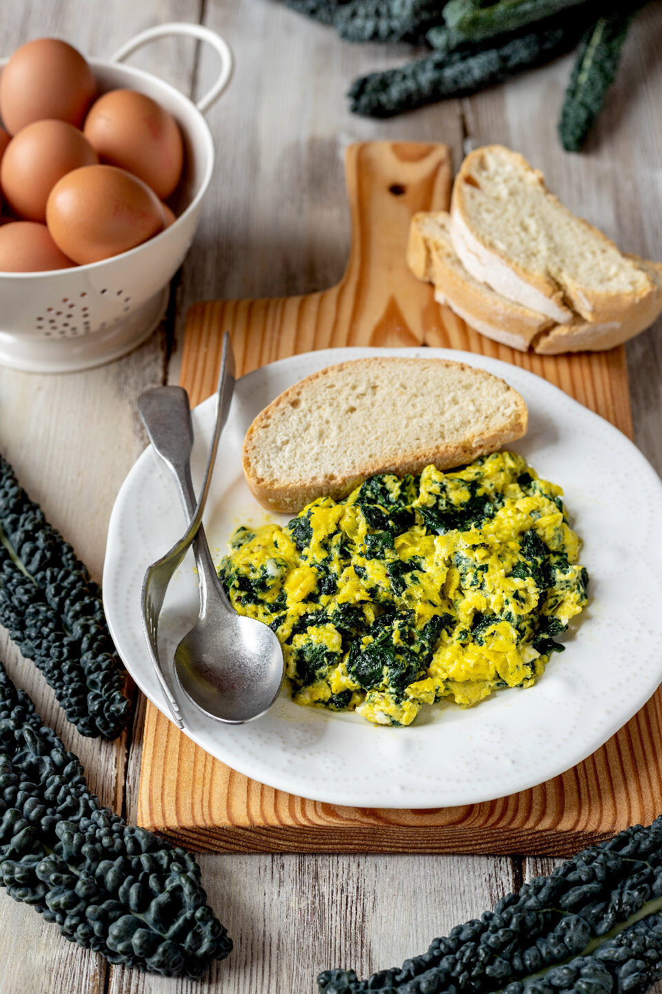 Uova strapazzate con cavolo nero, ricetta vegetariana