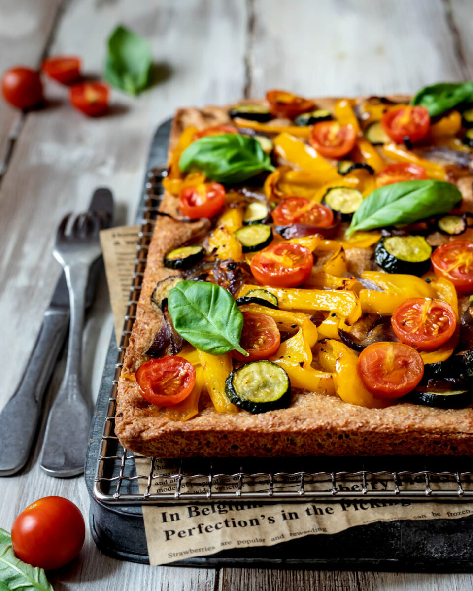 Focaccia integrale alle verdure, ricetta vegana