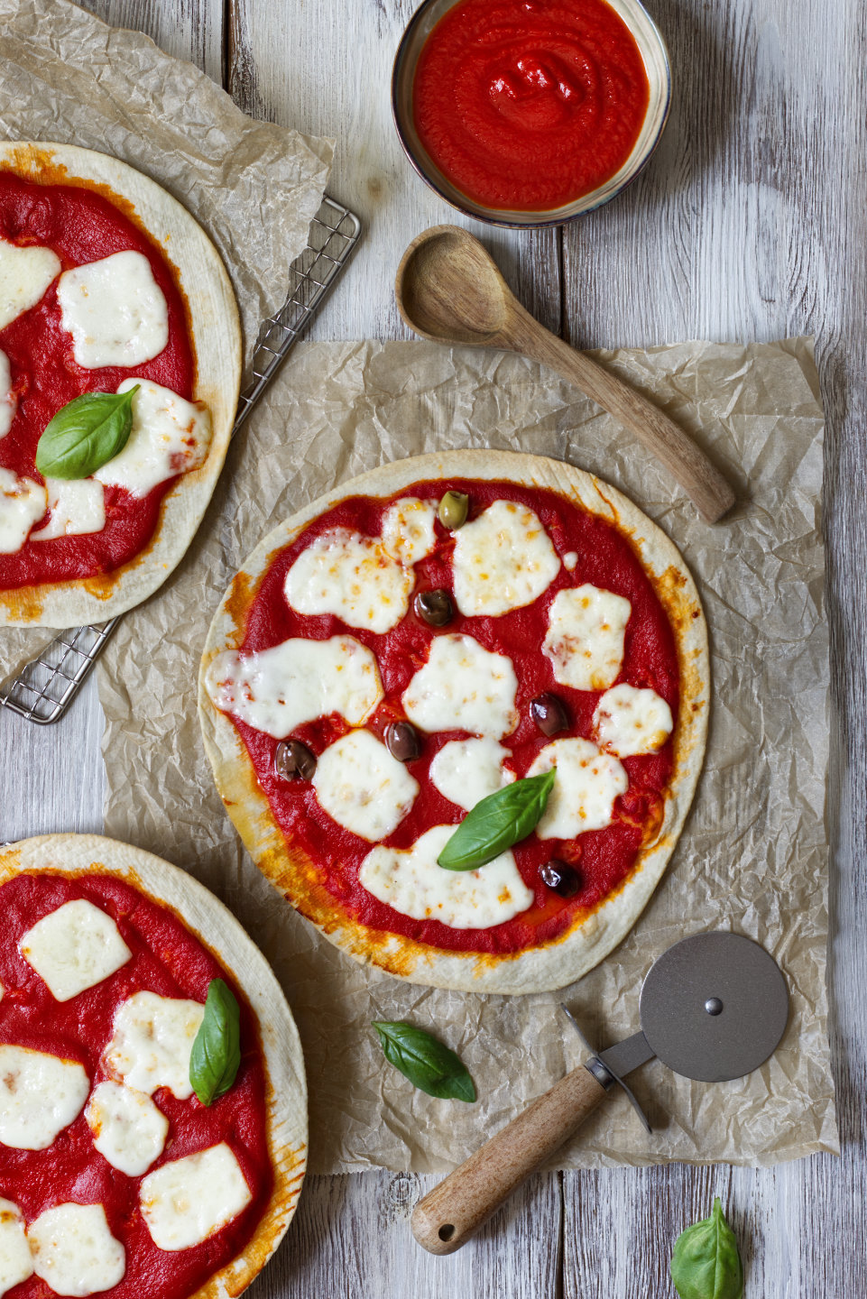 Piadipizza o pizza di piadina, ricetta veloce senza impasto