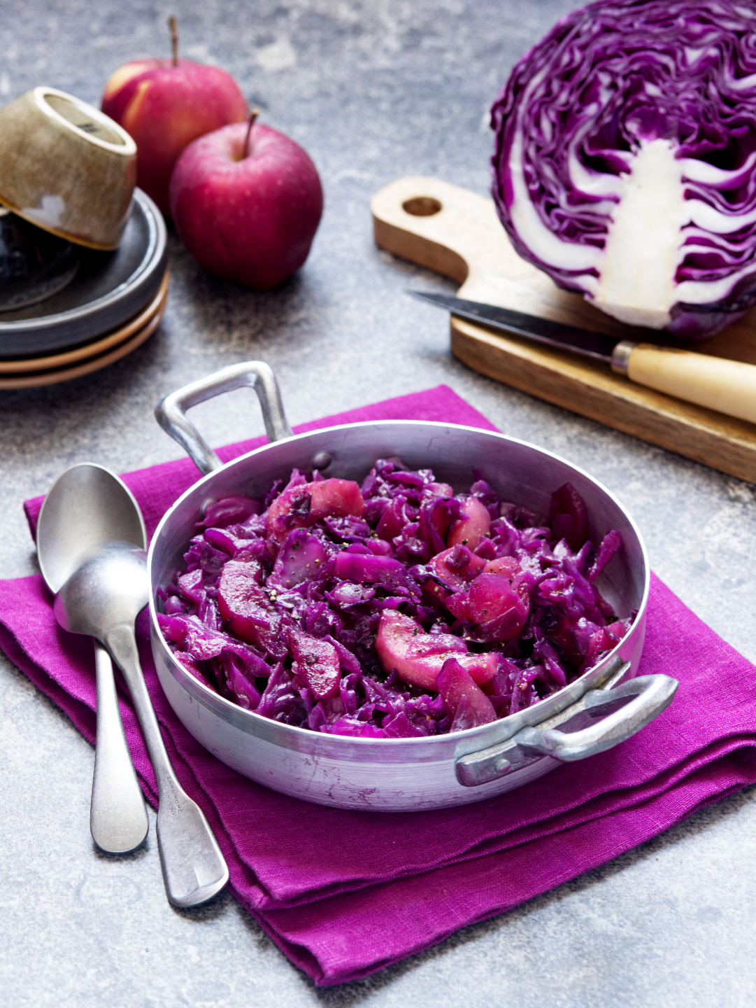 Cavolo viola stufato con le mele, ricetta contorno di verdure
