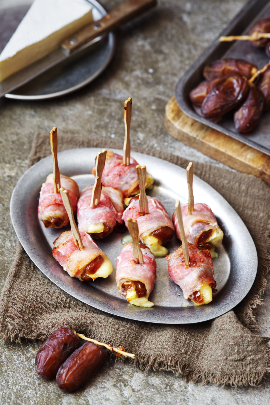 Datteri ripieni di brie con pancetta, ricetta sfiziosa con tre ingredienti