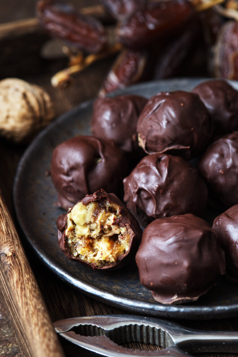 Palline di datteri e noci al cioccolato, ricetta con tre soli ingredienti