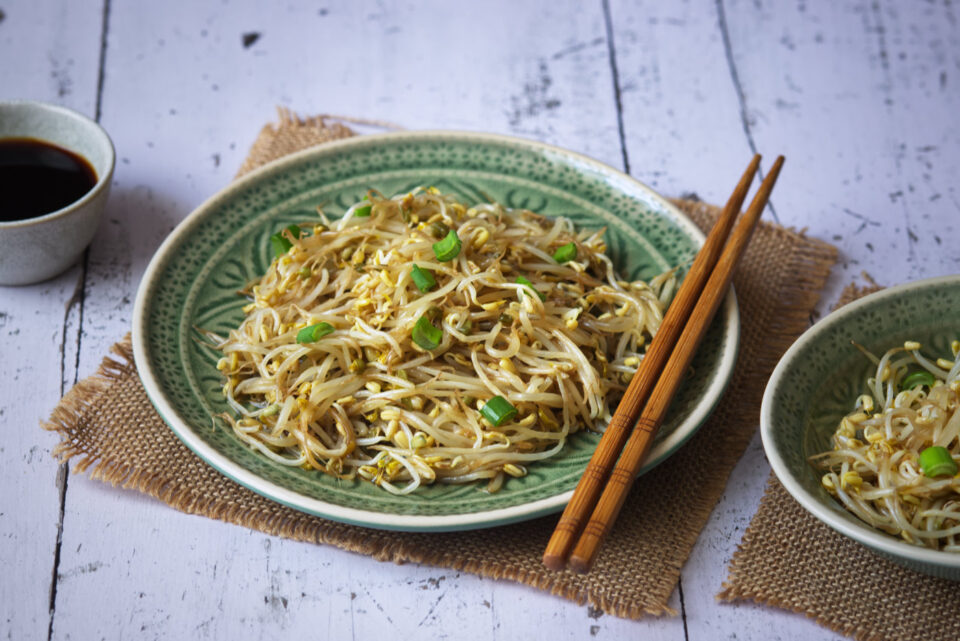 Germogli di soia saltati, ricetta con salsa di soia