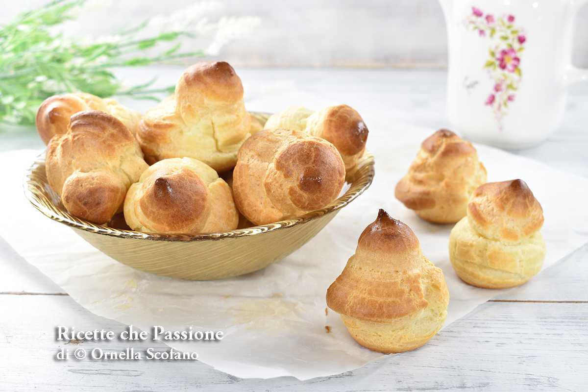 Bignè alla crema pasticcera più golosi con le fragole - Ricette che ...