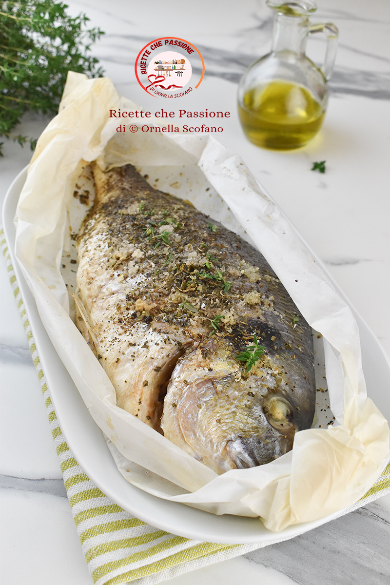 Orata al cartoccio cotta al forno semplice e deliziosa - Ricette che ...