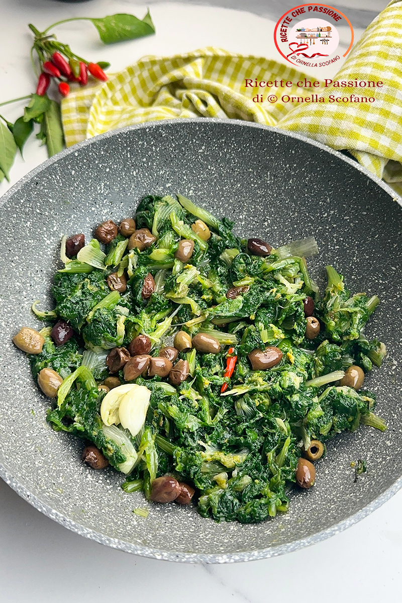 Scarola ripassata con olive - Ricette che Passione di Ornella Scofano