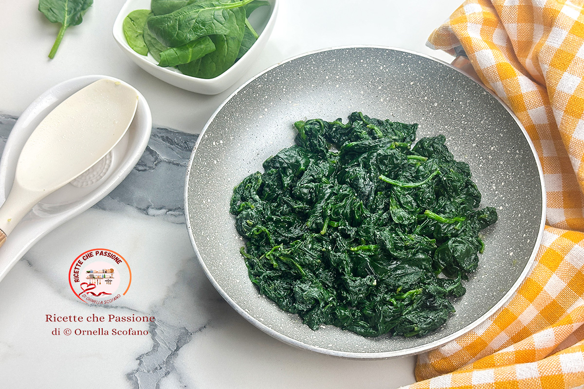 Spinaci in padella cottura perfetta senza lessarli - Ricette che ...