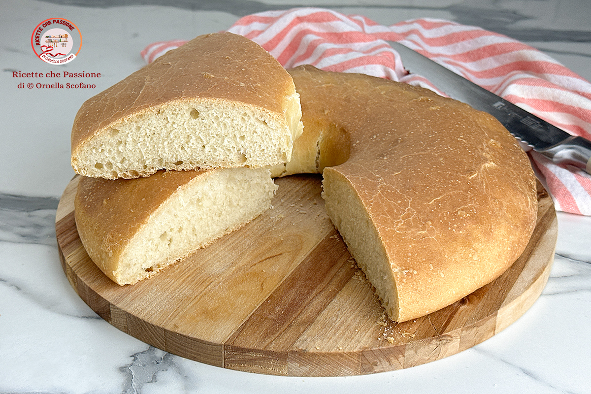 Pitta calabrese - Il pane basso a forma di ciambella - Ricette che ...