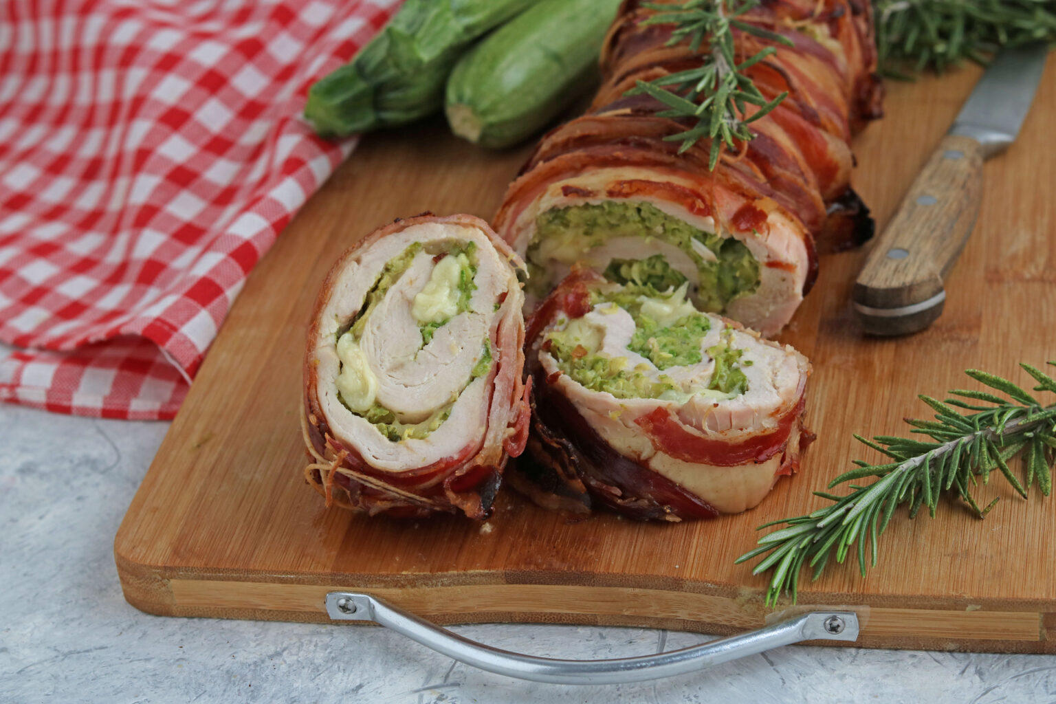 rotolo di pollo ripieno al forno in crosta di pancetta facile