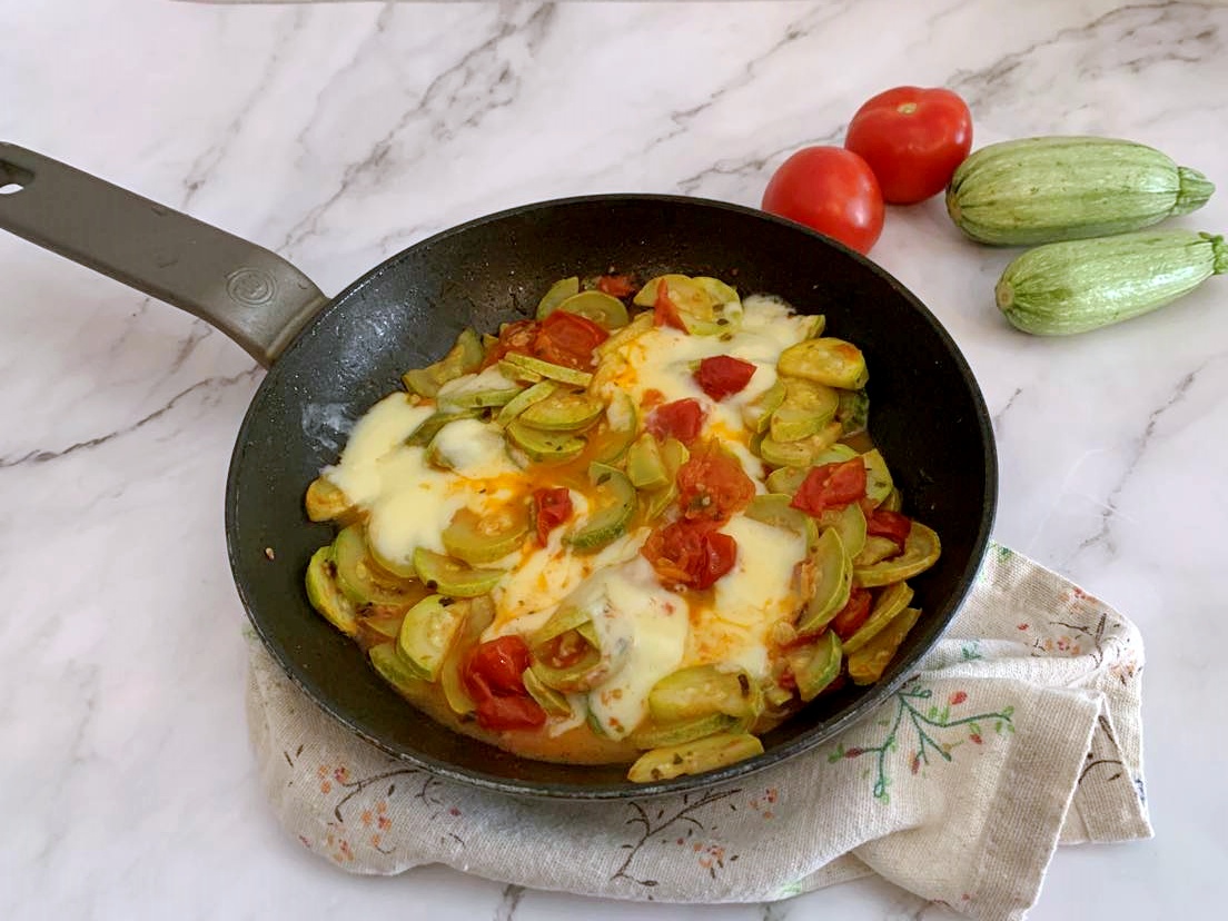 ZUCCHINE CON POMODORINI E SCAMORZA - Ricette facili & felici