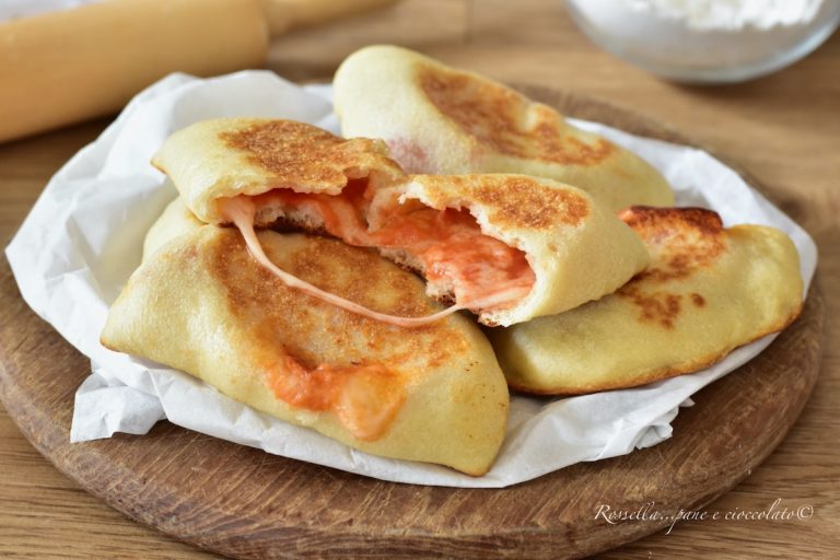 Panzerotti PIZZA in Padella Ricetta Pomodoro e mozzarella