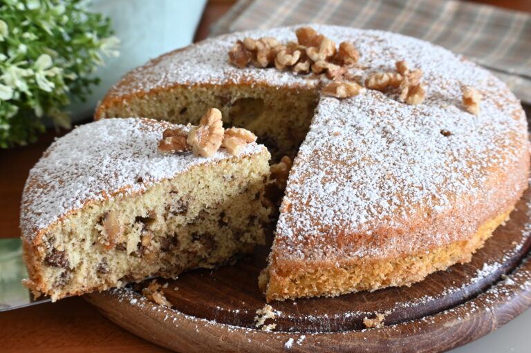 Torta alle Noci Sofficissima e piena di Noci all'interno