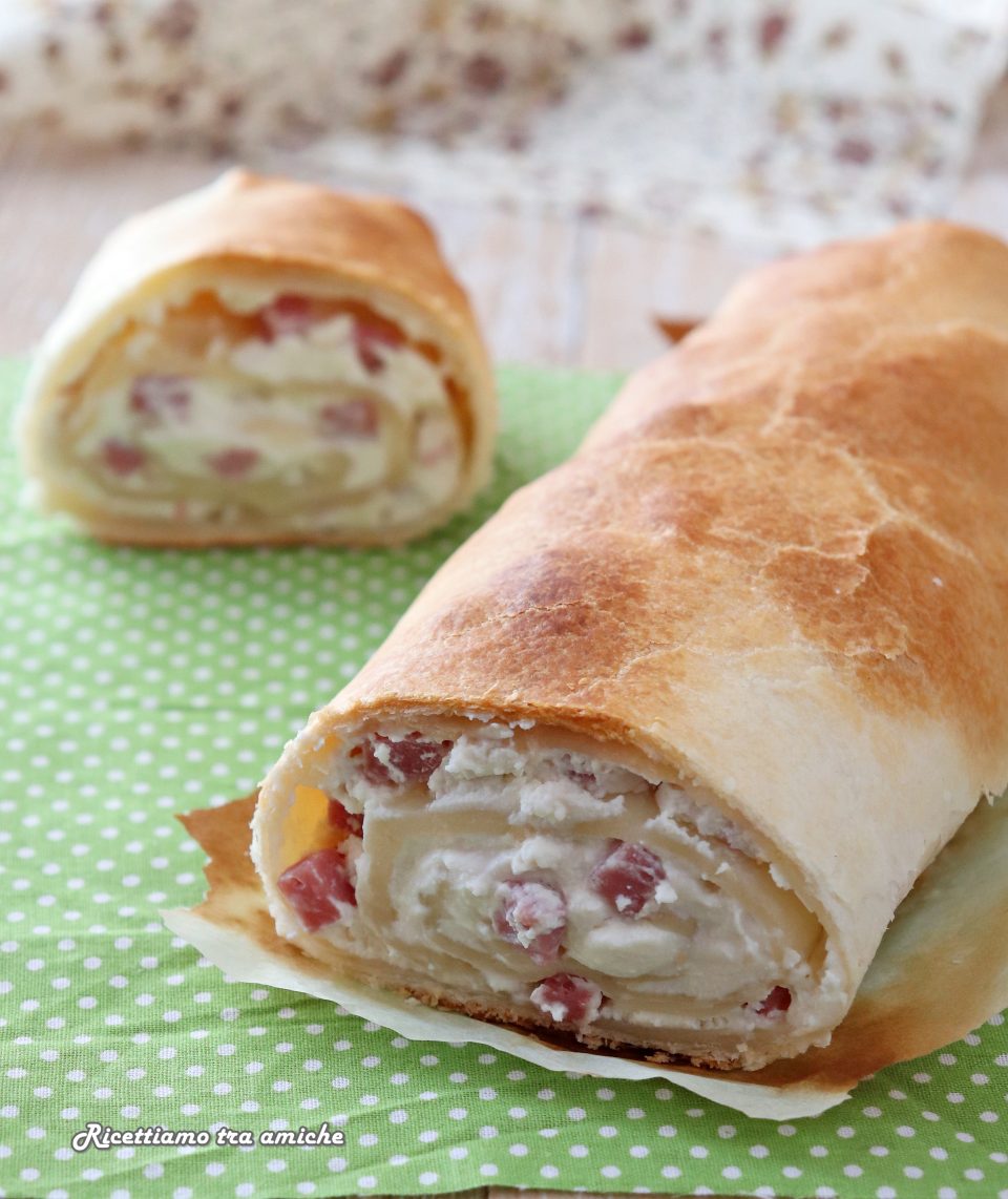 Rotolo di pasta sfoglia ripieno di ricotta e prosciutto cotto