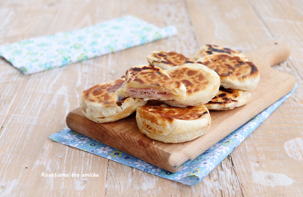 Focaccine di sfoglia ripiene di prosciutto e scamorza in padella