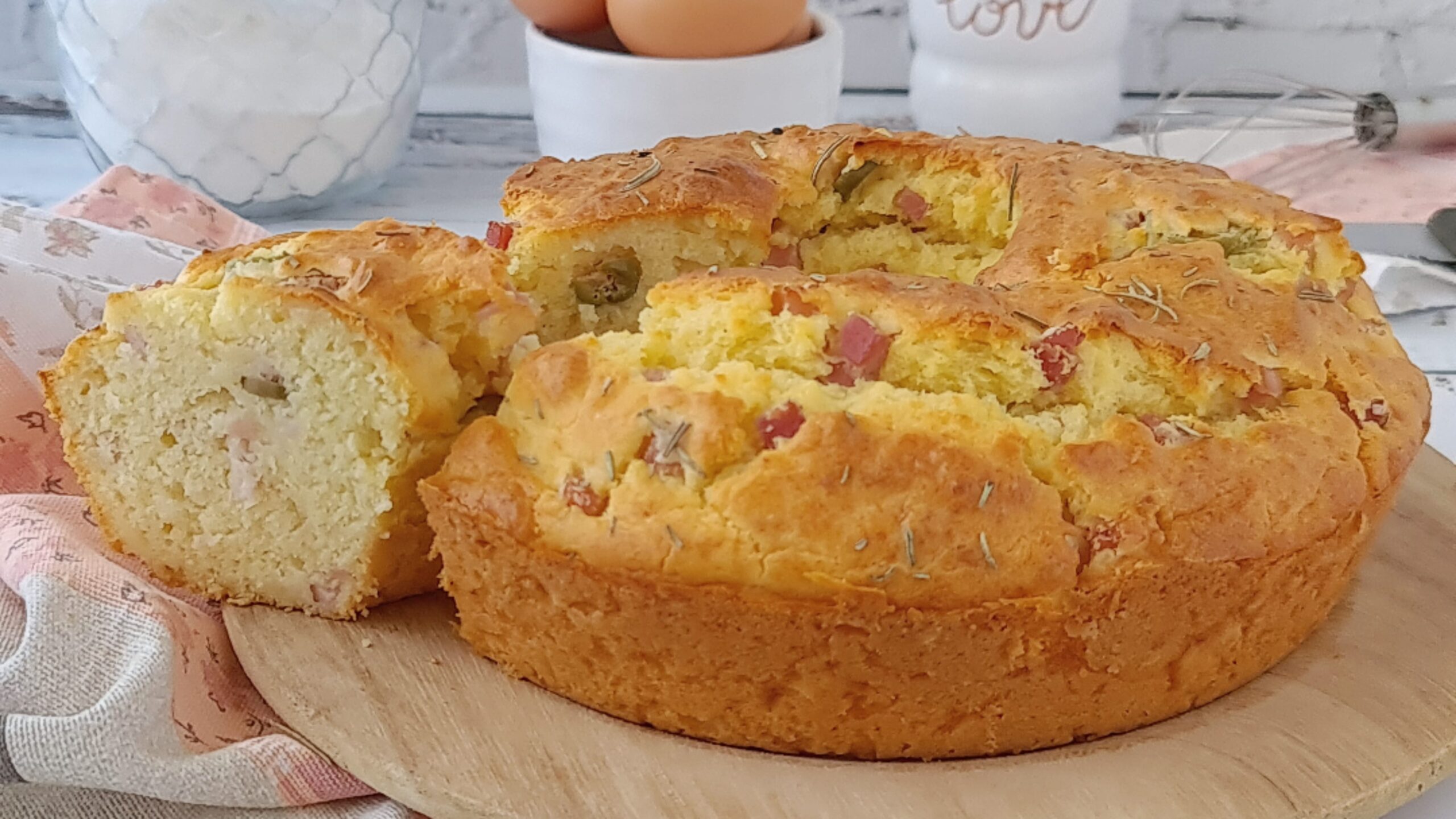 Ciambella rustica salata con prosciutto cotto e olive - Rosly a passion ...