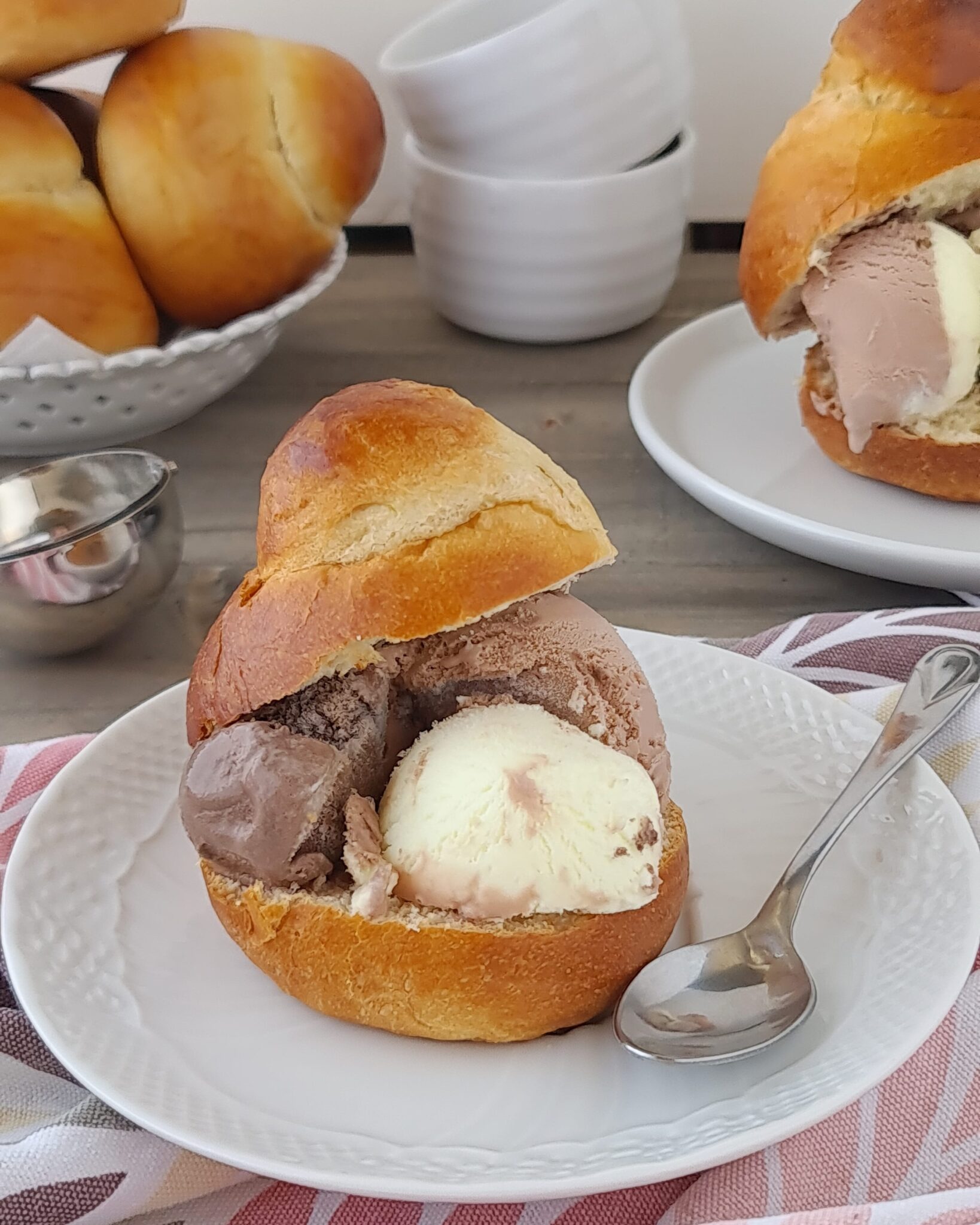 Brioche col tuppo e gelato, ricetta siciliana - Rosly a passion for pastry