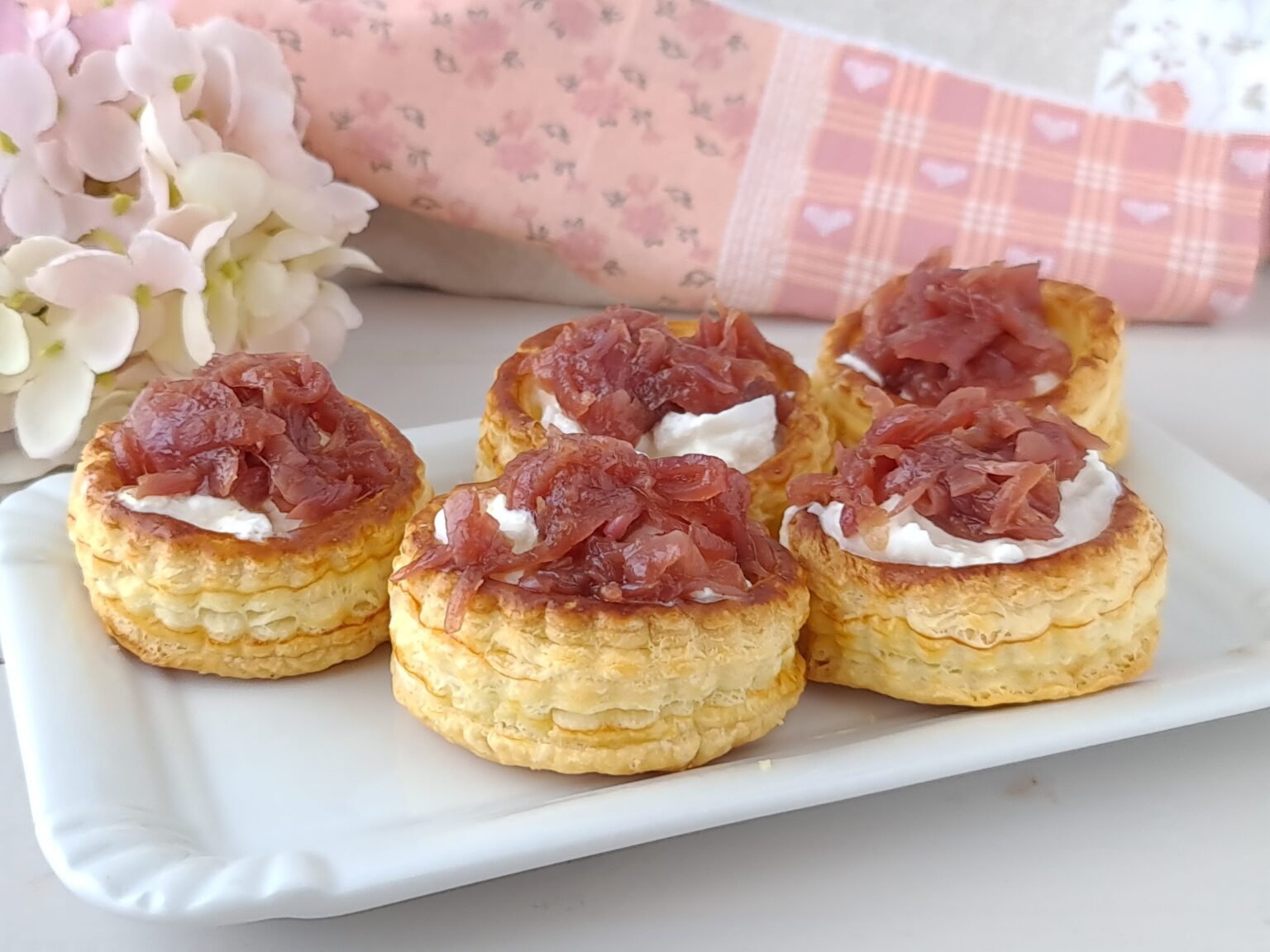 Voulevant con burrata e cipolla caramellata - Rosly a passion for pastry