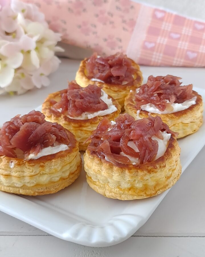 Voulevant con burrata e cipolla caramellata - Rosly a passion for pastry