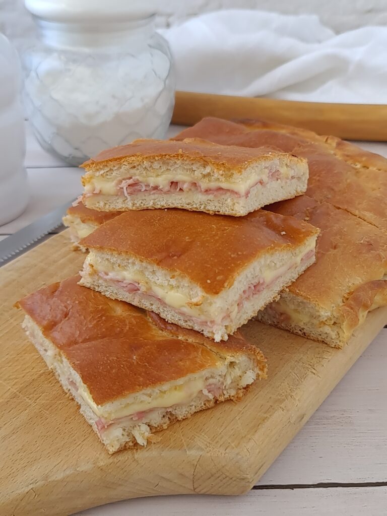 Focaccia ripiena con prosciutto cotto - Rosly a passion for pastry
