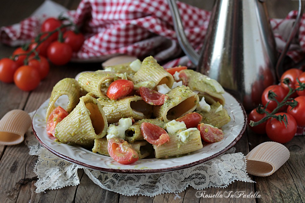 Mezzi paccheri rigati con pesto di pistacchio, burrata e pomodorini