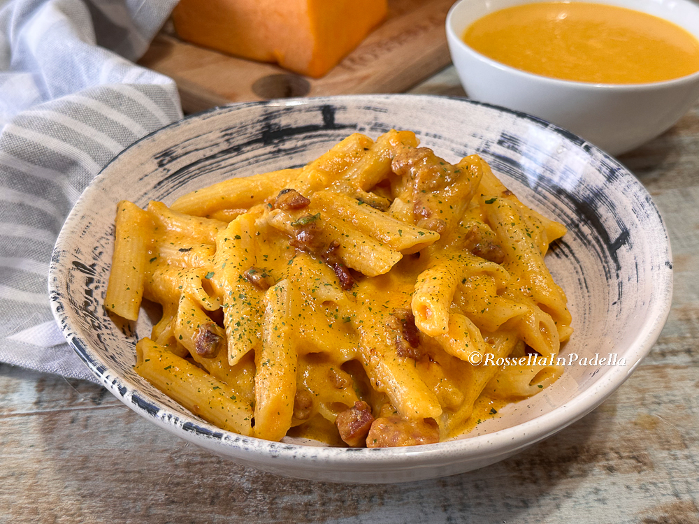 Pasta con crema di zucca, guanciale pomodori secchi
