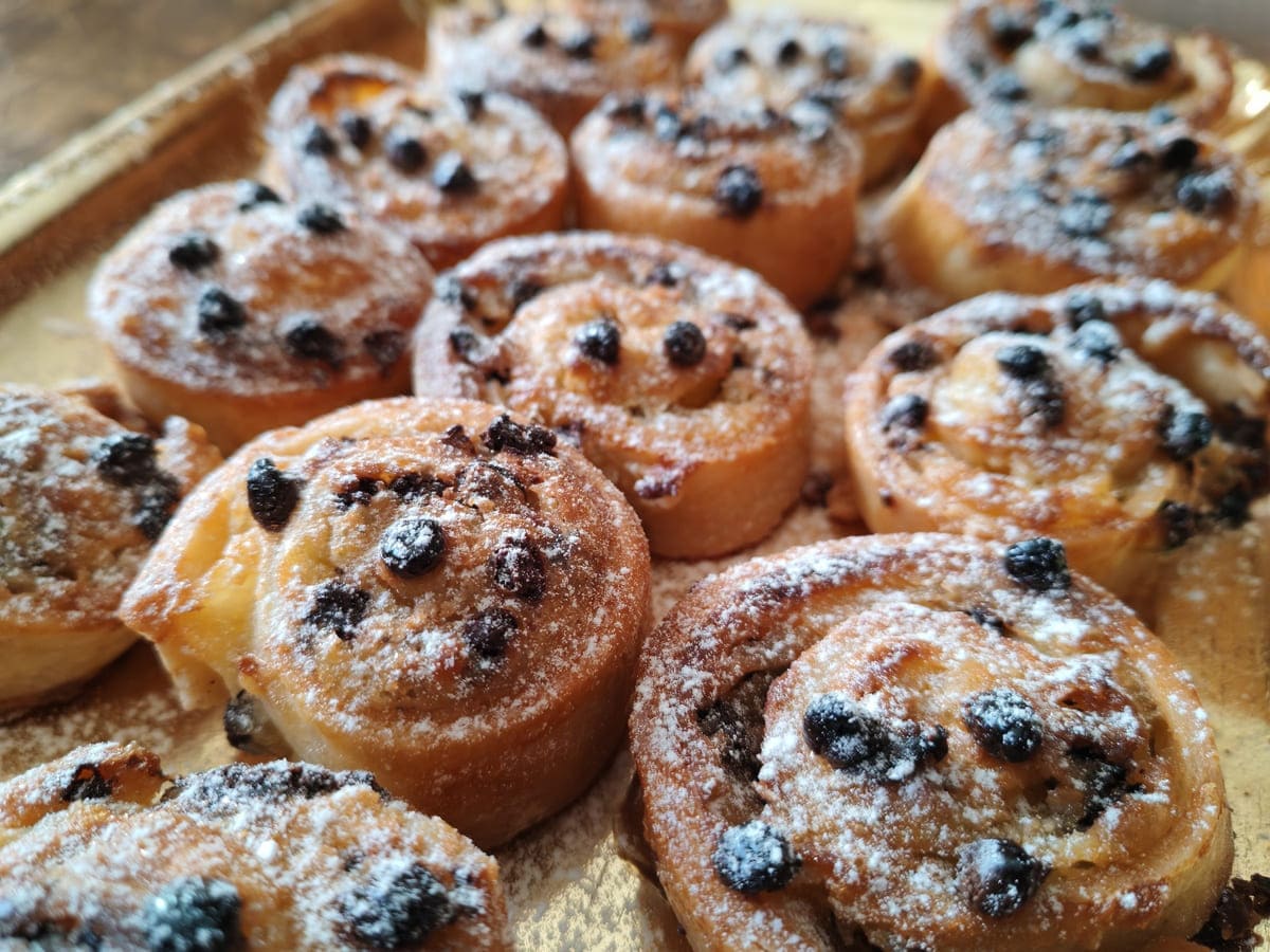 Ricetta dolcetti veloci con rotolo di pasta sfoglia: Girelle con crema ...