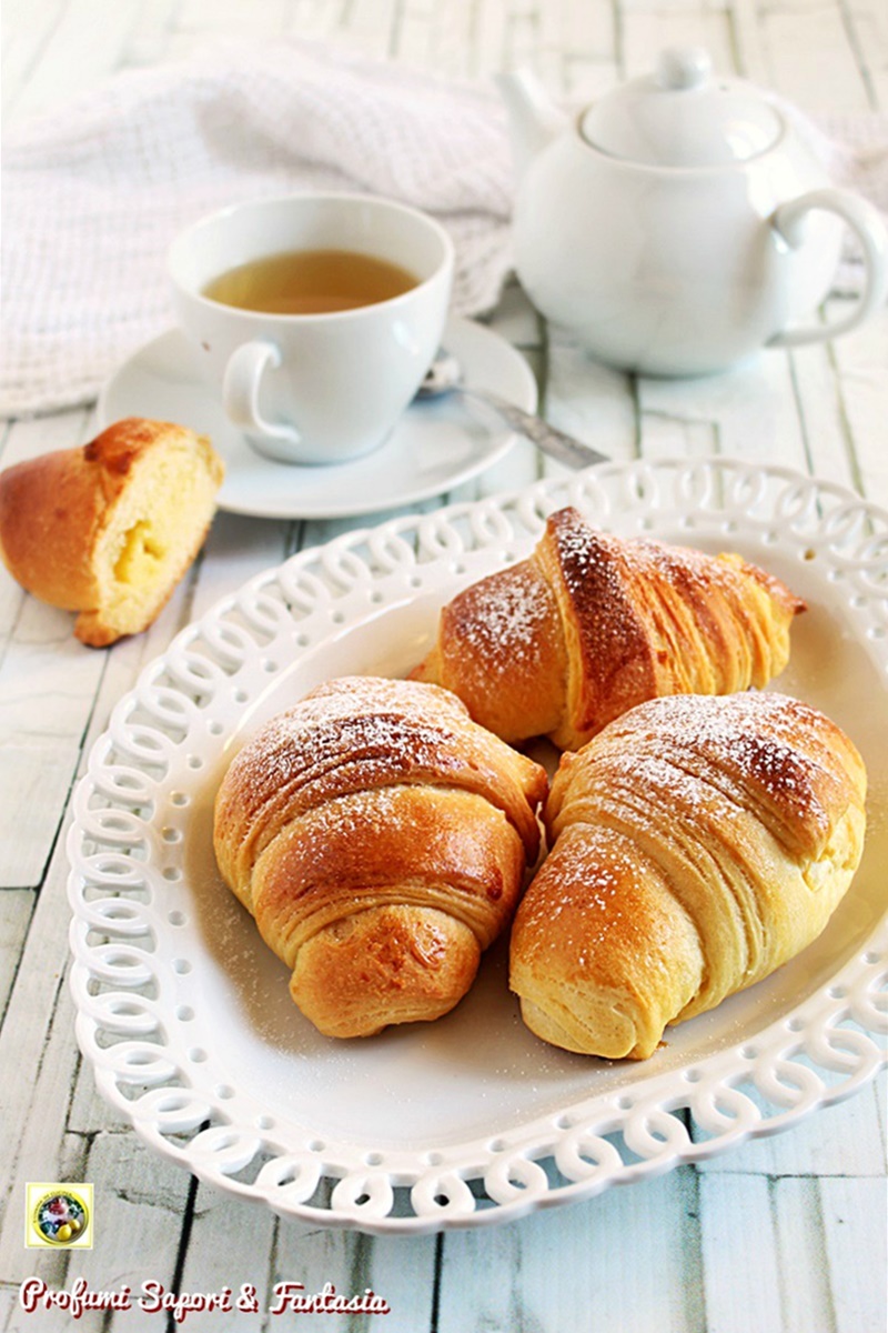 Cornetti con crema pasticcera – Profumi Sapori & Fantasia