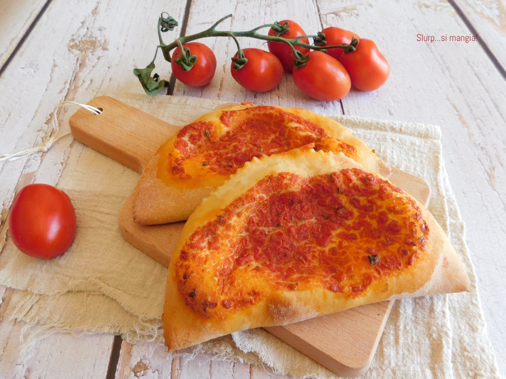 Panzerotti al forno con mozzarella e pomodoro - Slurp...si mangia!