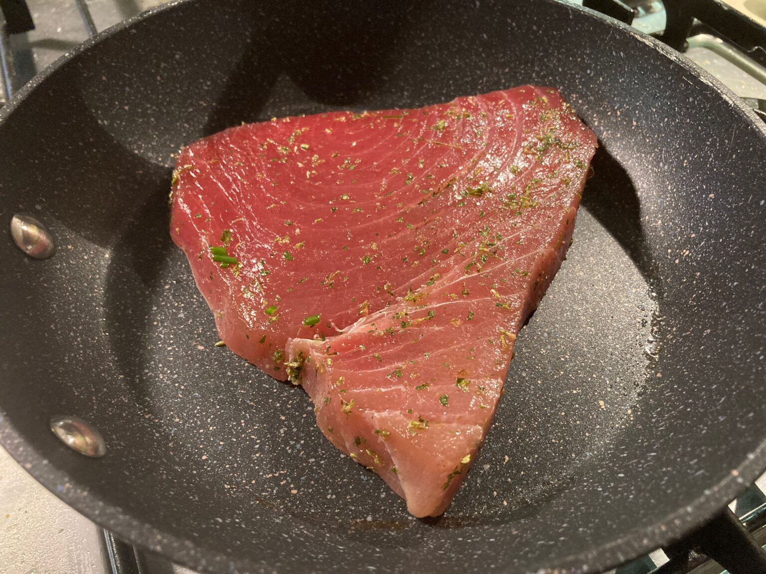 Tonno fresco in padella: pronto in 2 minuti (cottura 1 minuto per lato)