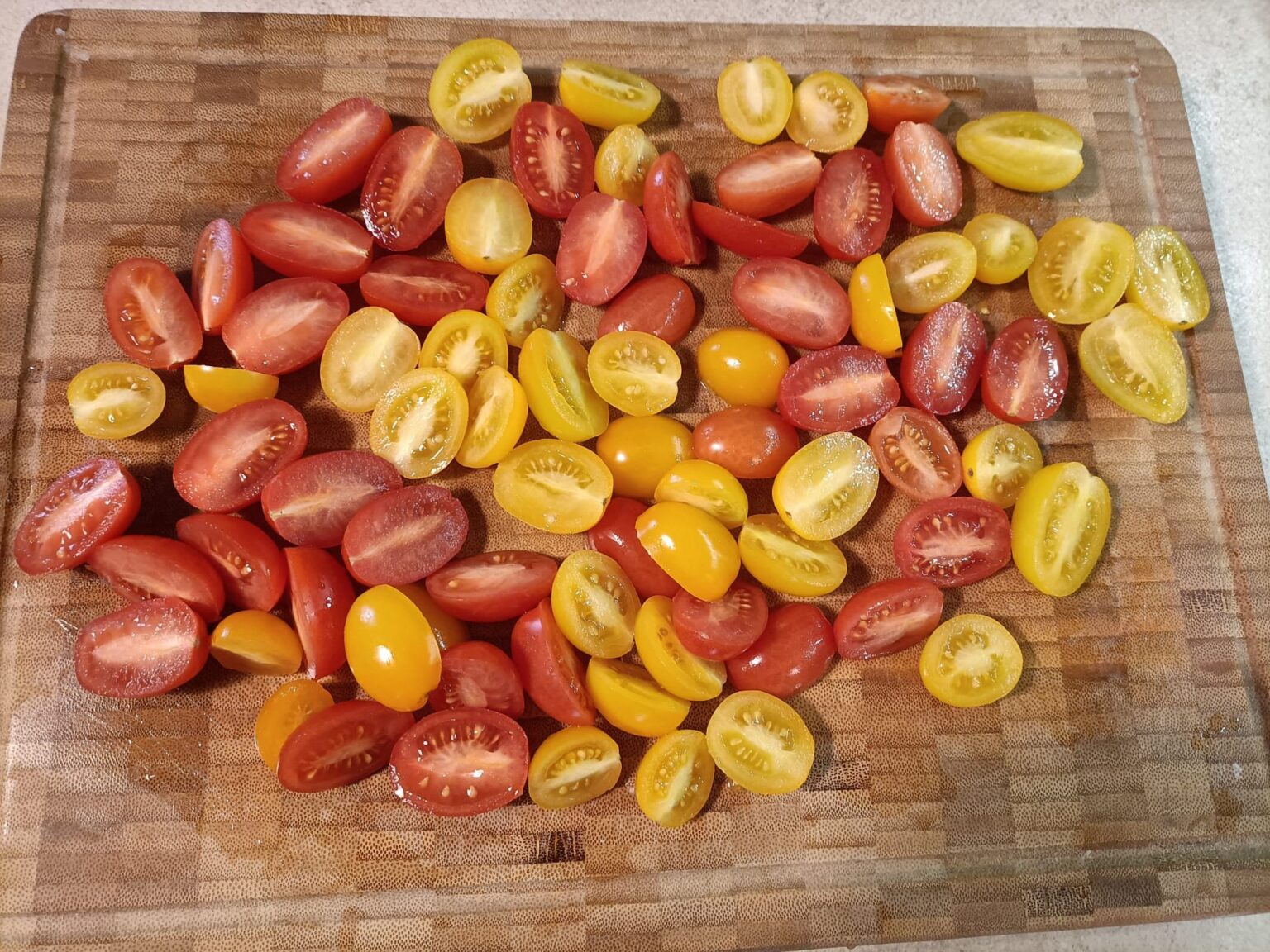 Filetti di triglie in padella su letto di pomodorini - ricetta