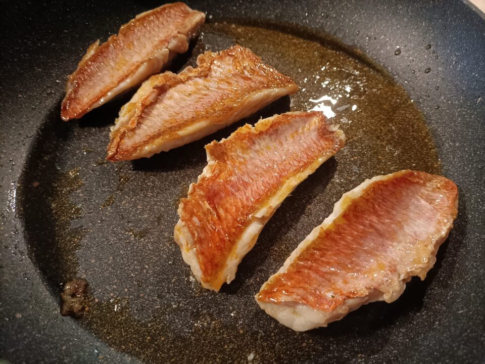 Filetti di triglie in padella su letto di pomodorini - ricetta