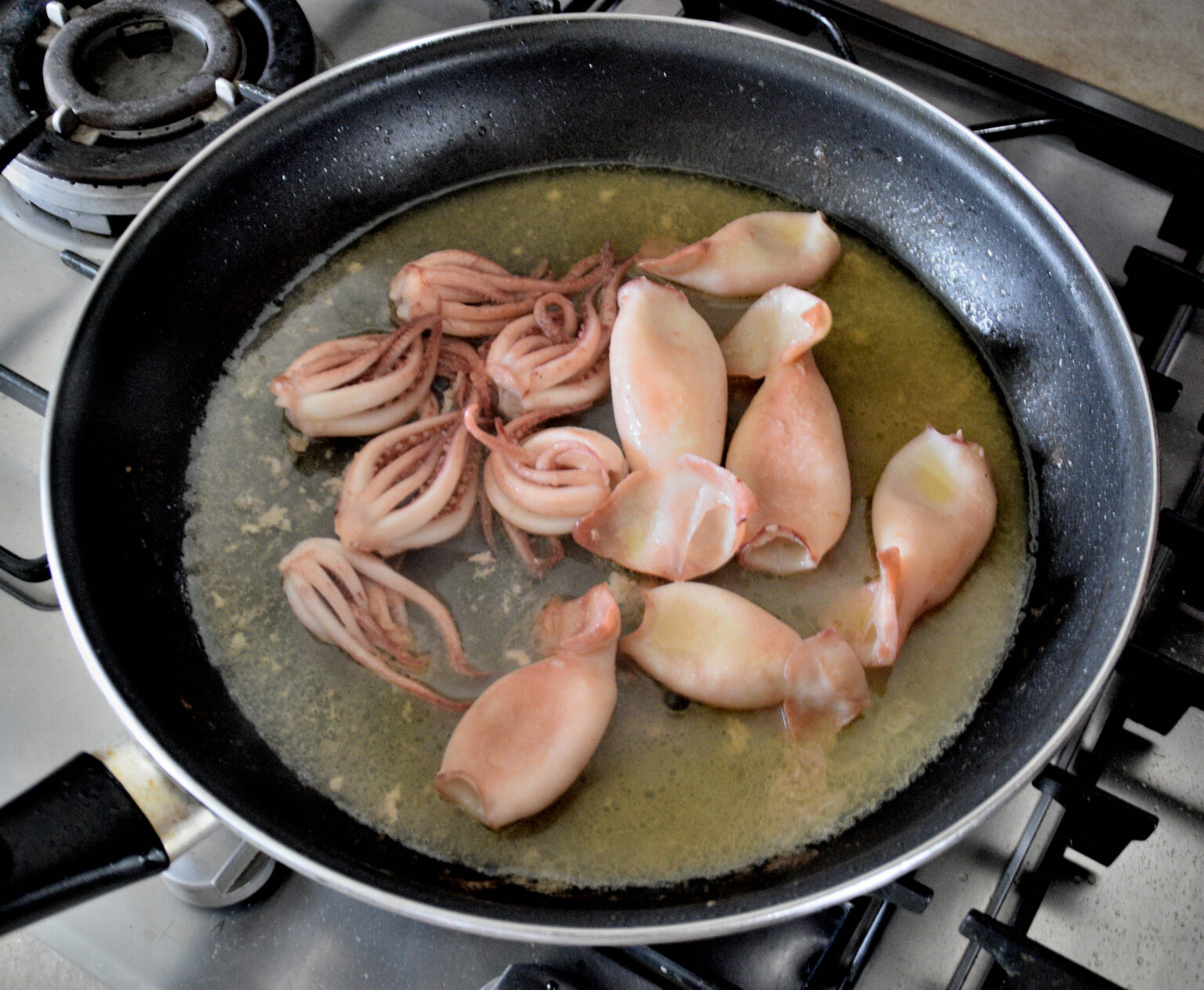 Totani in padella: ricetta di mare estiva veloce da fare (in 20 minuti)