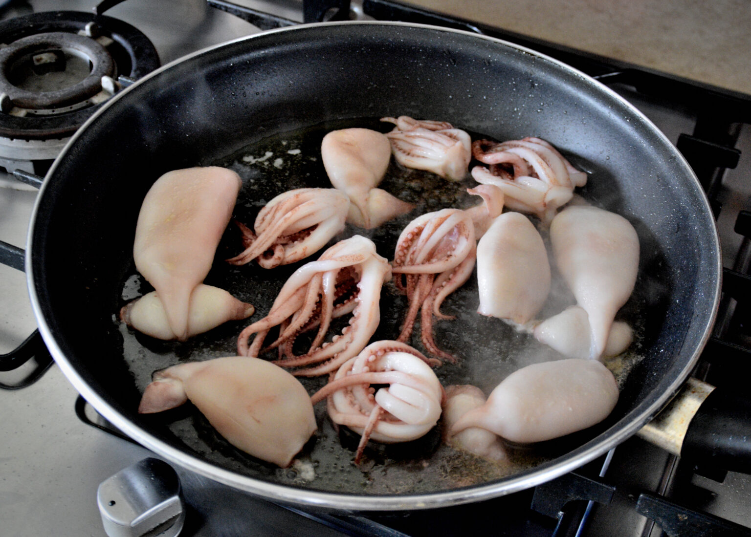 Totani in padella: ricetta di mare estiva veloce da fare (in 20 minuti)