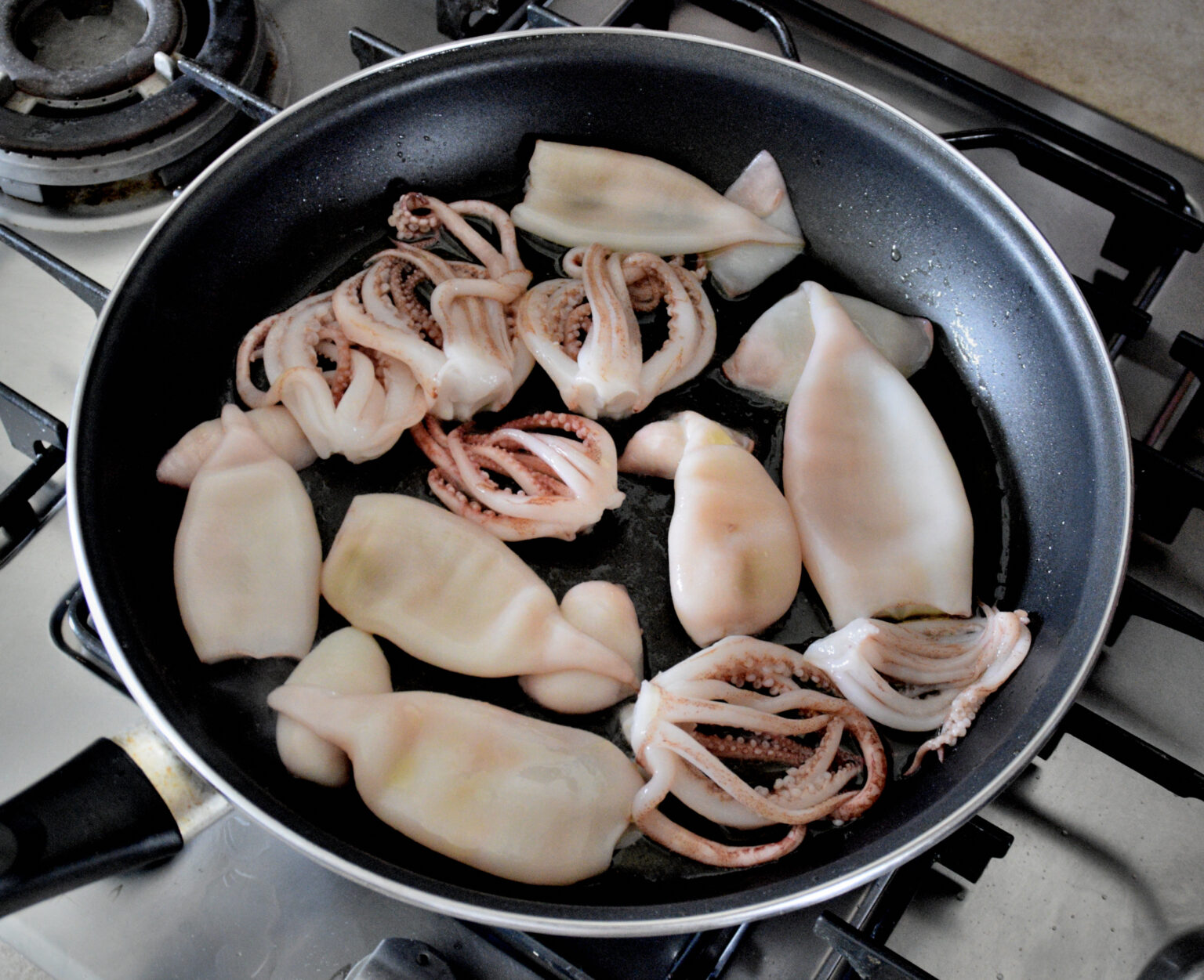 Totani in padella: ricetta di mare estiva veloce da fare (in 20 minuti)