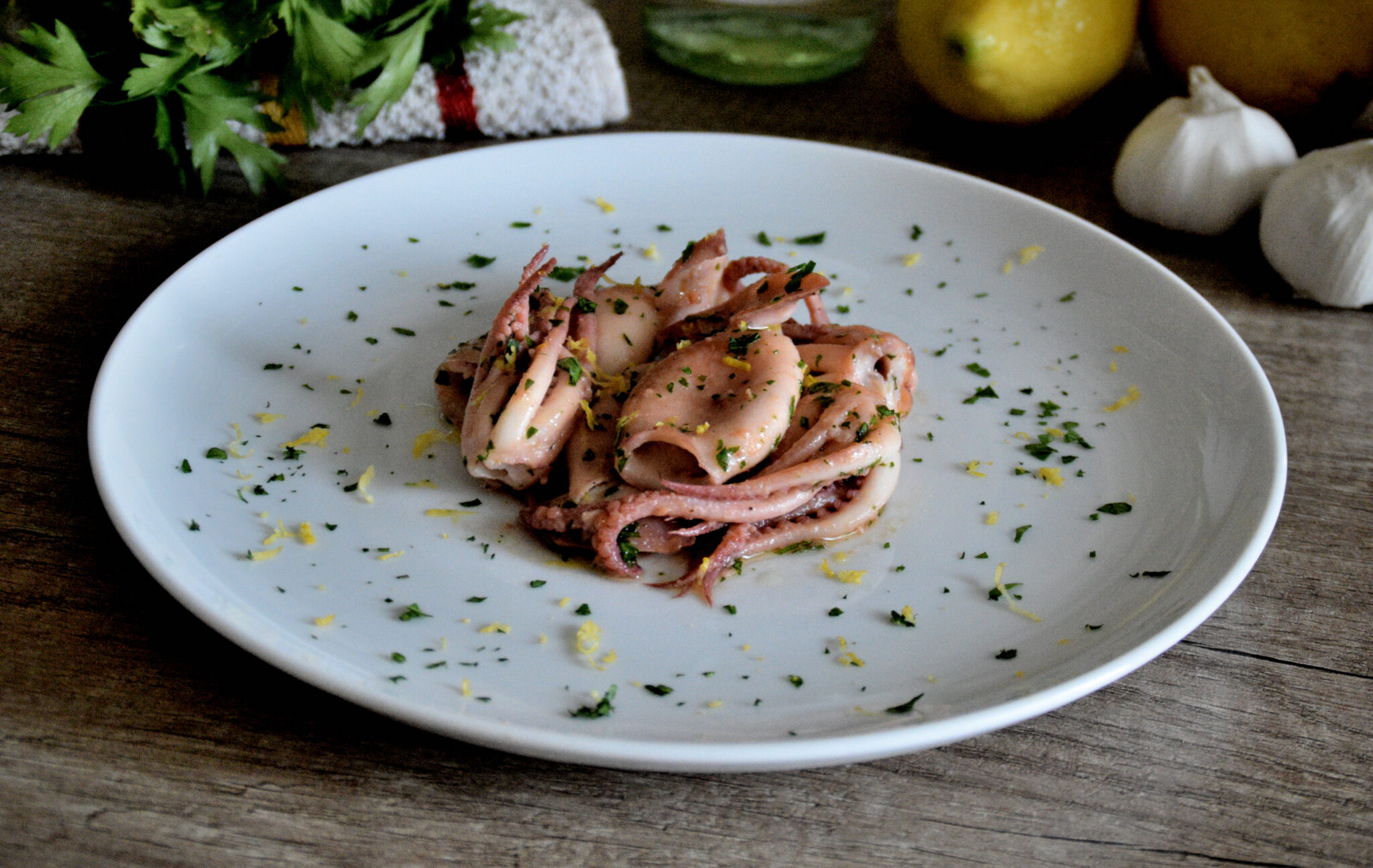 Totani in padella: ricetta di mare estiva veloce da fare (in 20 minuti)