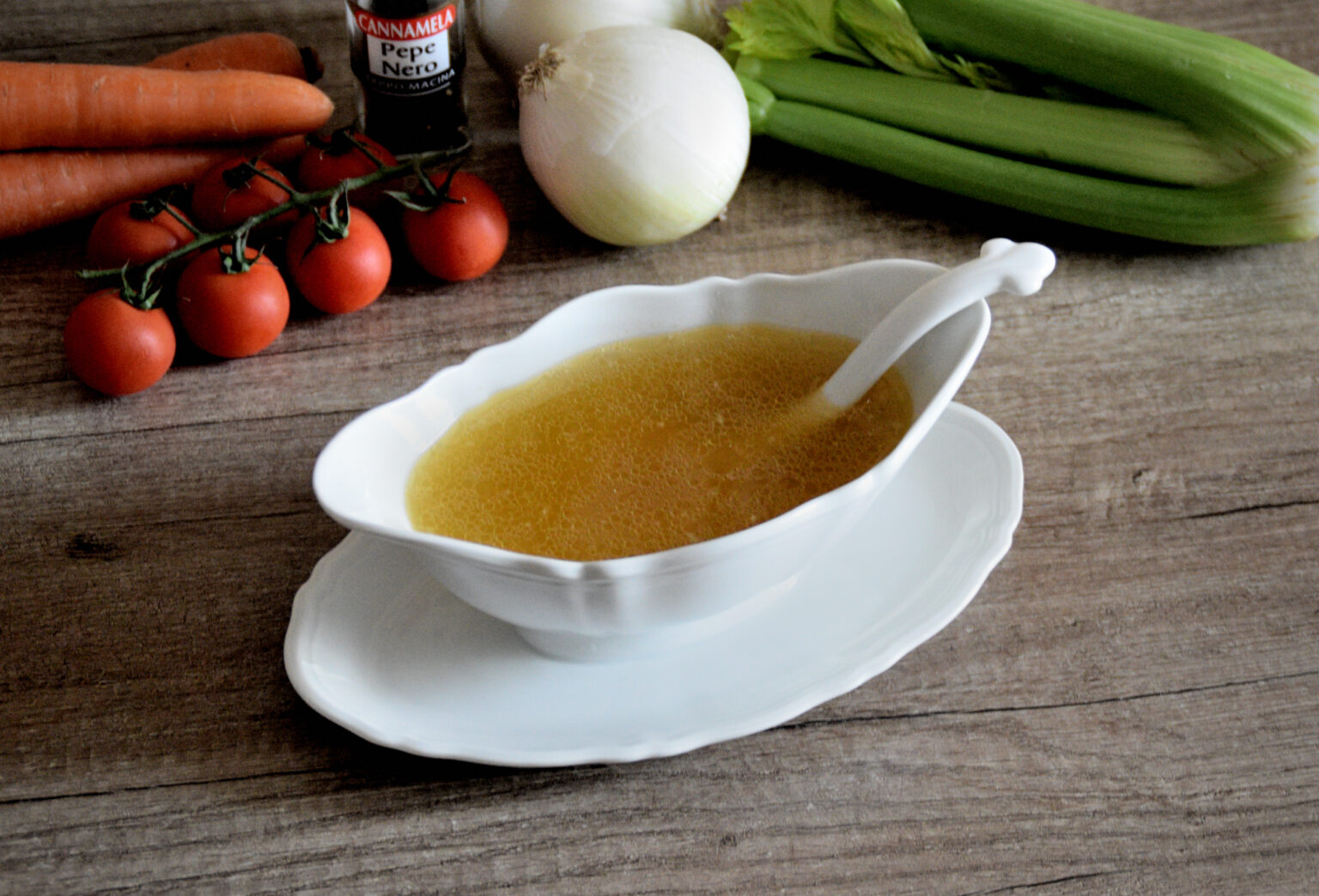 Brodo di pollo come si fa: Ricetta. Quanto deve cuocere?