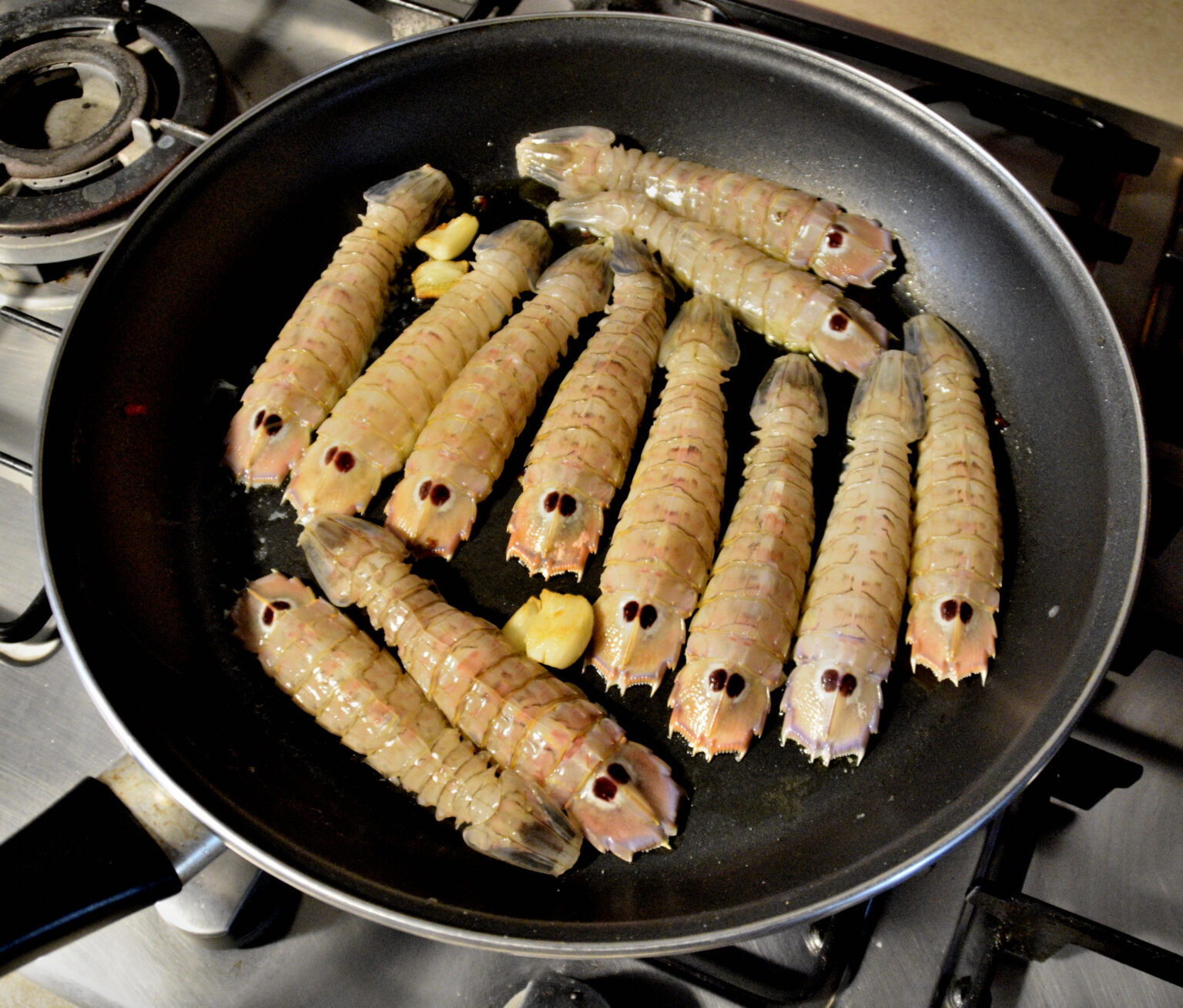 Canocchie in padella: cotte in 5 minuti. Ricetta delle cicale di mare