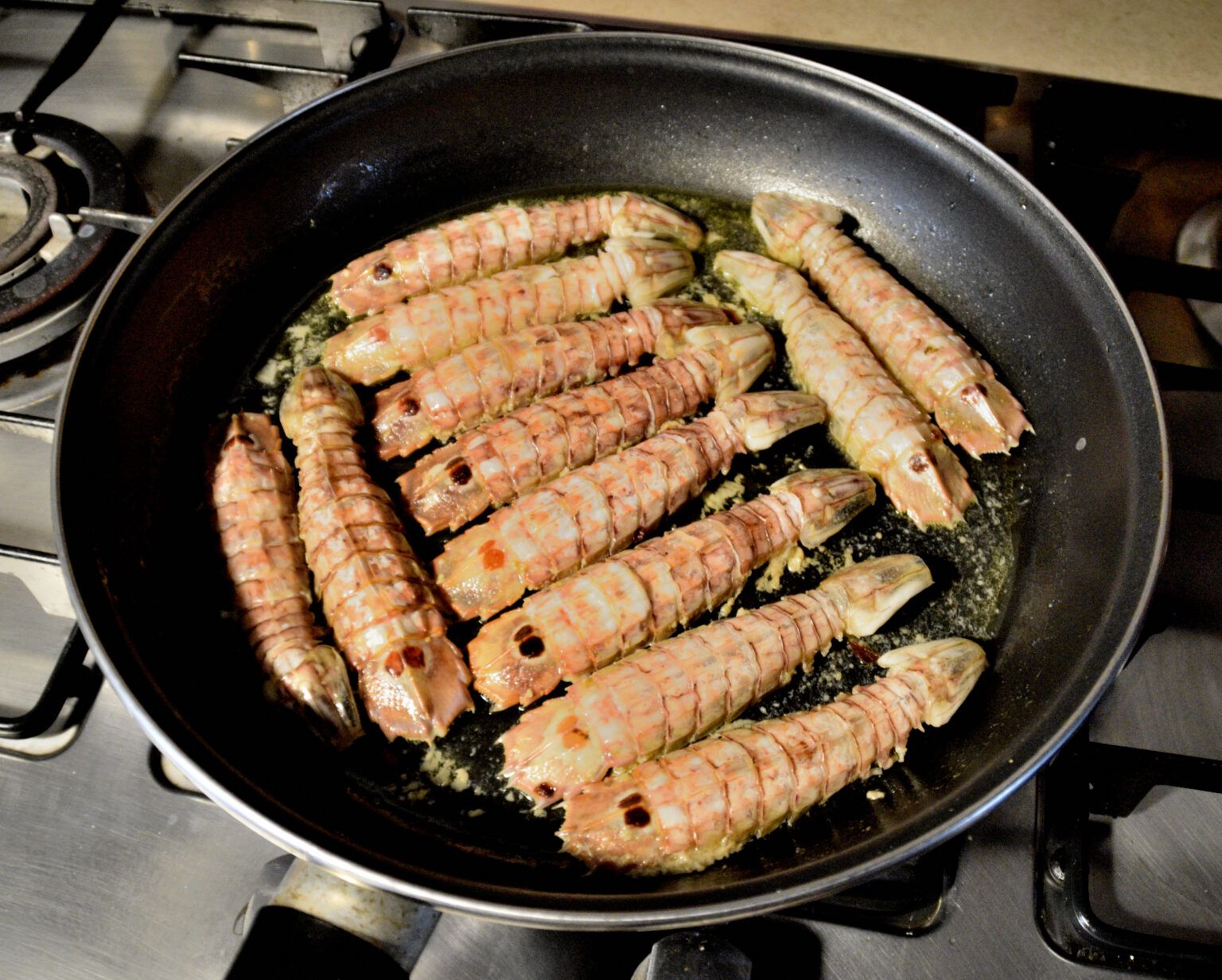 Canocchie in padella: cotte in 5 minuti. Ricetta delle cicale di mare